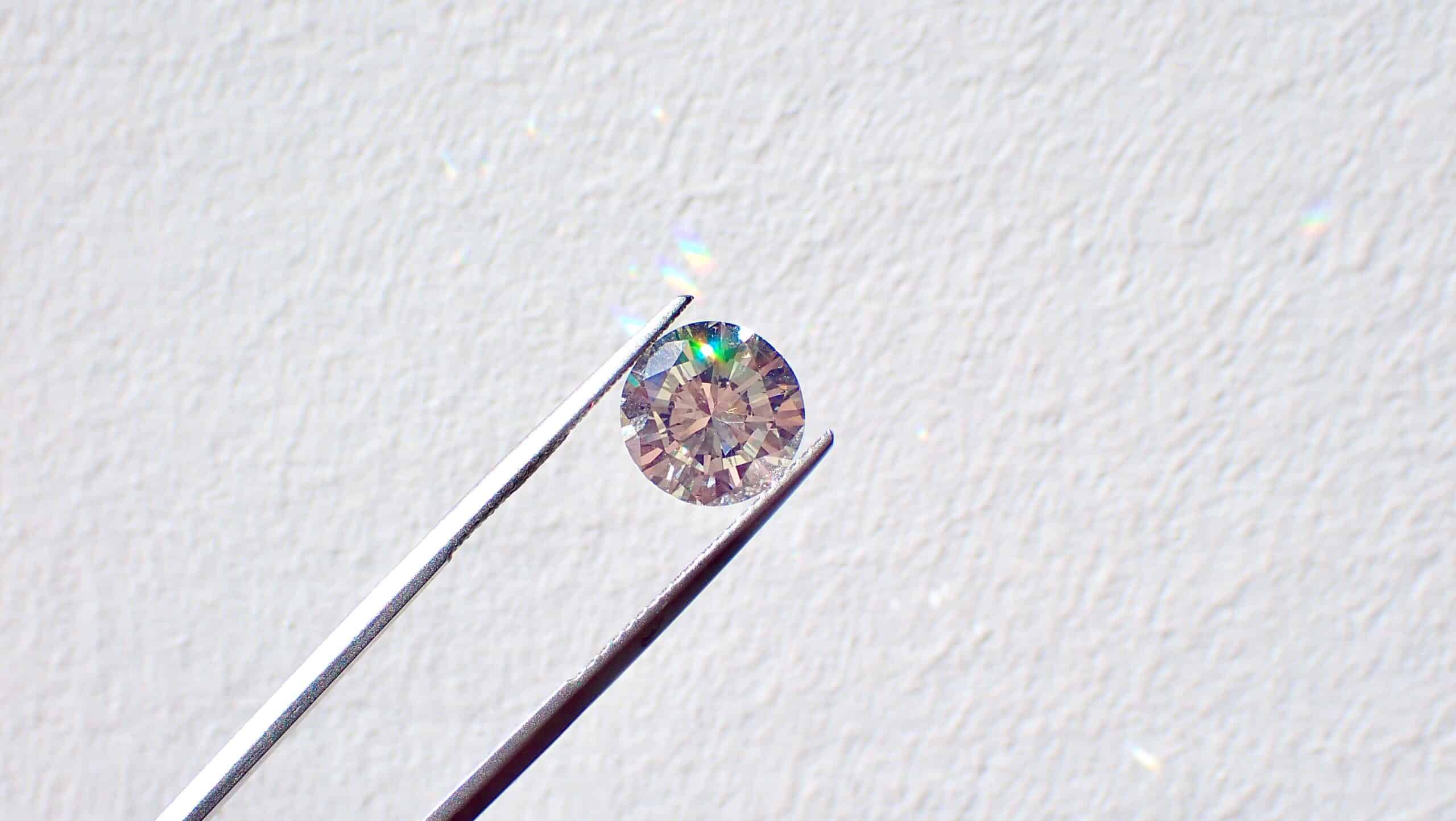 Guide du carat : comprendre le poids et la dimension des diamants